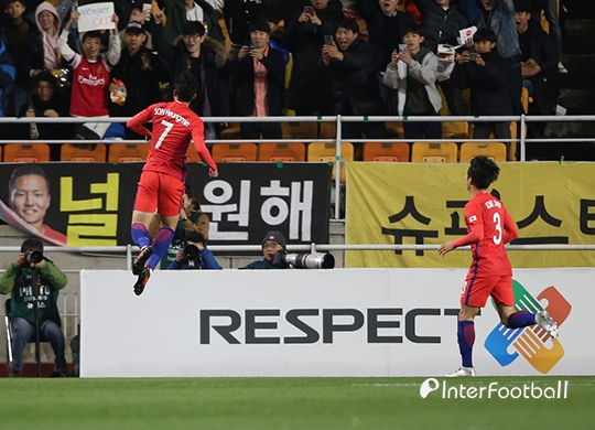 [KFA 시상식] ‘미친 활약’ 손흥민, 3년 만에 올해의 선수...3회 최다 수상