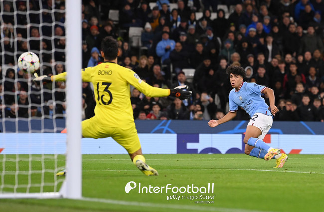 [UCL 리뷰] ‘알바레즈 1골 1AS’ 맨시티, 세비야 3-1 격파...‘조 1위로 16강’