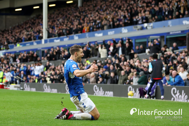 [EPL 리뷰] '감독 교체 효과 미쳤다'...에버턴, 1위 아스널 1-0 격파→4개월 만에 승