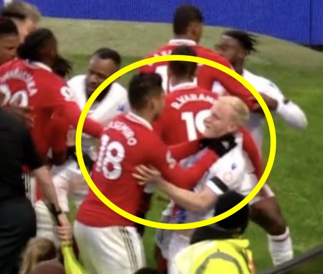 [EPL ISSUE] 흥분해 '목 잡고 위협'...퇴장이 당연했던 카세미루의 행동