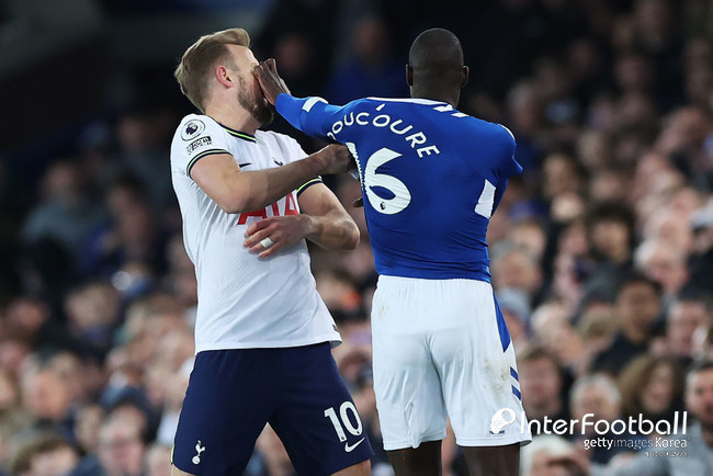 [EPL ISSUE] 두쿠레에 '얼굴 가격' 당한 케인...이후 행동으로 비판 세례