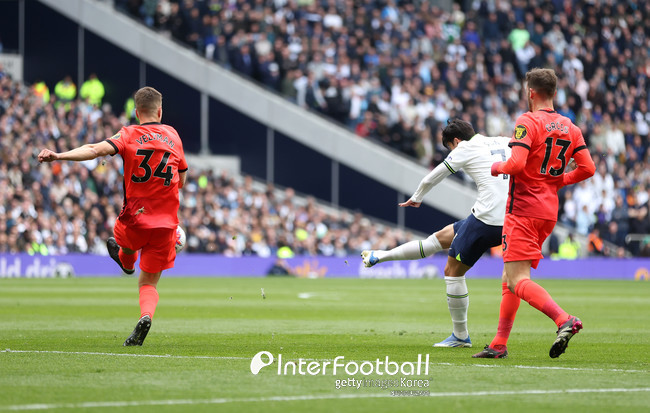 손흥민, 환상 감아차기 득점→'역대 34번째' EPL 100호골 달성...'아시아 최초'