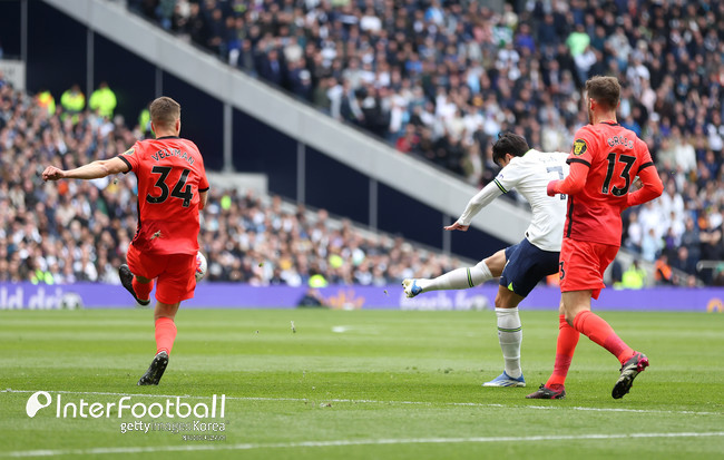 [EPL 리뷰] ‘손흥민 EPL 100호골!+케인 추가골’ 토트넘, 브라이튼 2-1 격파...‘4위와 3점 차 유지’