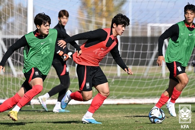 수비는 신장으로 하는 게 아니다...관심 독점 김지수 옆 '미친 수비력' 최석현