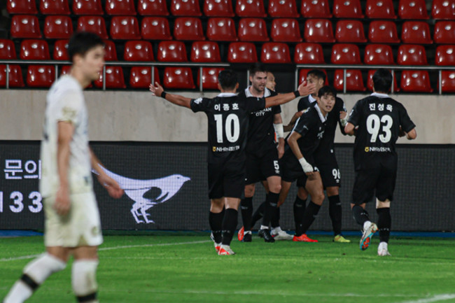 [K리그2 현장리뷰] '루이스 골골골!'...김포가 쓴 대역전 드라마, '0-2→4-2' 만들고 성남 격파!
