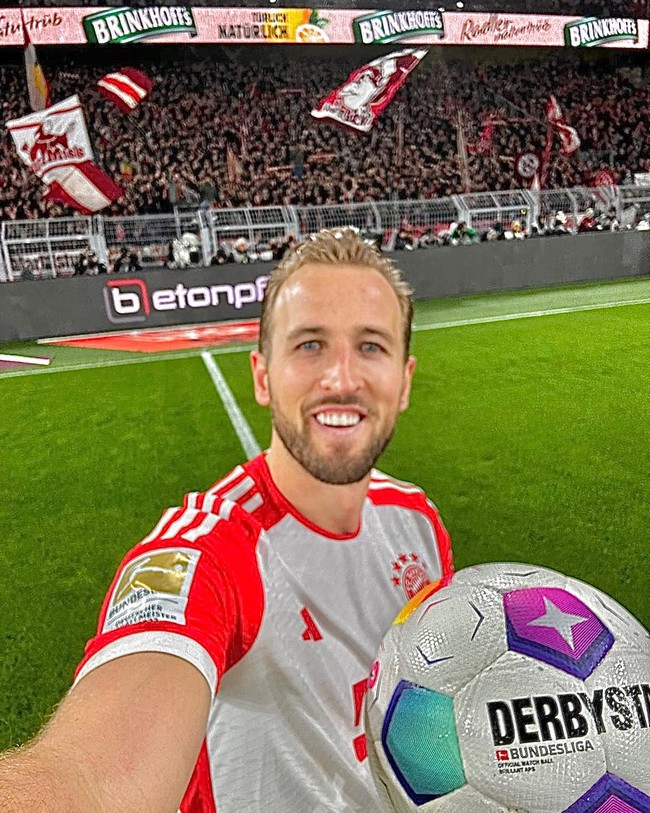 ‘데어 클라시커 매치볼 추가요’ 케인, 해트트릭 터뜨리고 ‘활짝’…뮌헨 대승 이끌었다