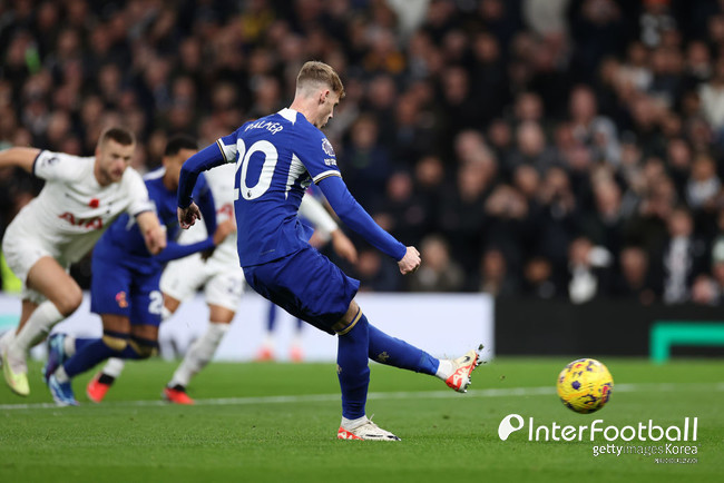 '호동생이구나?' 니콜라 잭슨, 토트넘 상대 해트트릭 완성하자 'SIUUUUUU!'