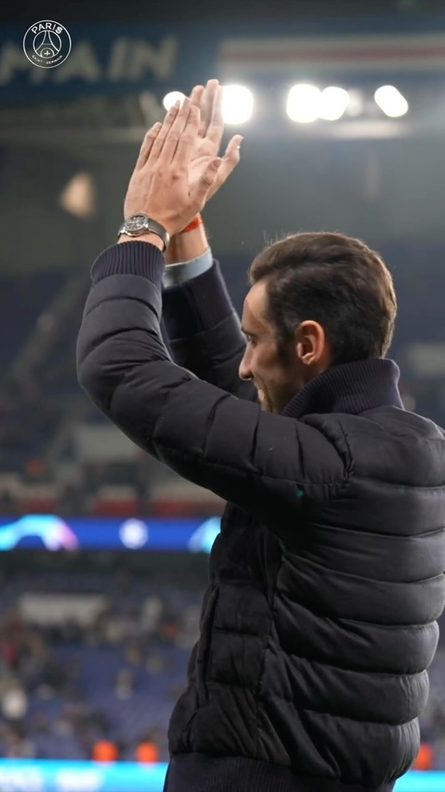 ‘코마상태에서 기적 회복’ PSG 골키퍼, 파르크 데 프랭스 방문…팬들은 ‘이름 연호’ - Kollo