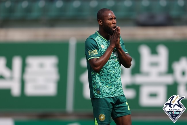 [IN-LIVE] "승격 가능성? 99.9%! 팀 분위기 너무 좋다"...K리그2 득점왕 루이스의 포부 - Kollo