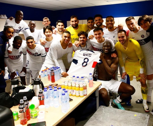 "PSG 위해 헌신! 엔리케 신뢰 이유 증명" 호평 받은 이강인, 르 아브르전 후 '부상 동료 한글 유니폼' 들고 위로 - Kollo