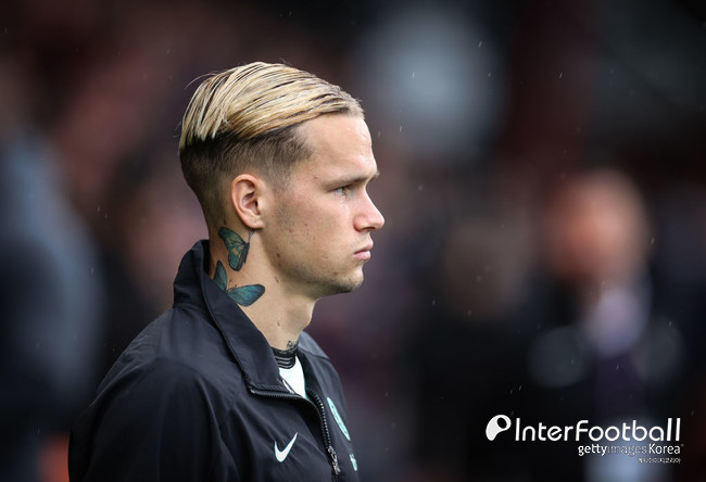 “관중석에 있는 친구한테 패스한 거야?...승리에도 웃을 수 없었던 ‘1,000억 FW’ - Kollo