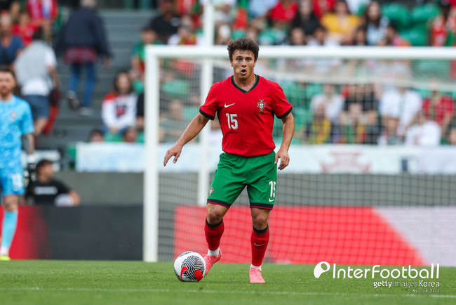 이강인 경쟁자? 아니 조력자!...PSG, 1500억 역대급 딜 '19세 MF' 영입 임박!