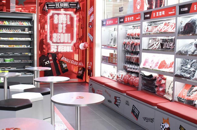 FC서울 x GS25, ‘FC서울 테마 편의점’ 오픈! GS그룹 20주년 기념 팬 체험형 매장 선보여!
