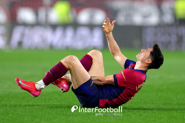 [속보] 바르셀로나 망했다...트레블 앞두고 레반도프스키 부상→"최소 3주는 결장"
