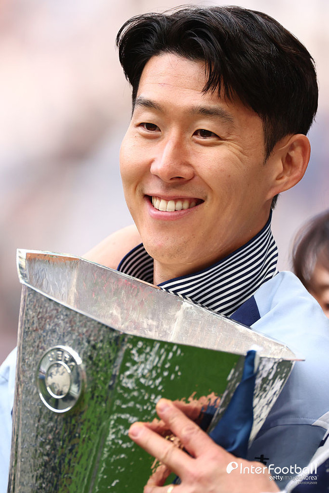 이러니 레전드, GOAT 수식어 붙을 수밖에...손흥민, 홀로 경기장 돌면서 팬들에게 인사