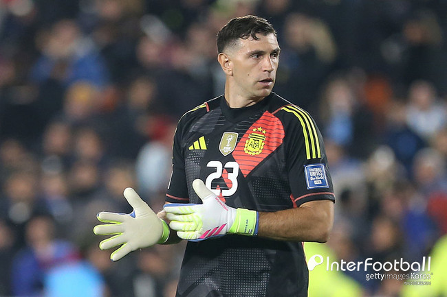 맨유, 최악 오나나 못 판다! ‘월드컵 위너’ 에밀신, AT행 가능성↑...“10년 베테랑 이탈 시 영입”