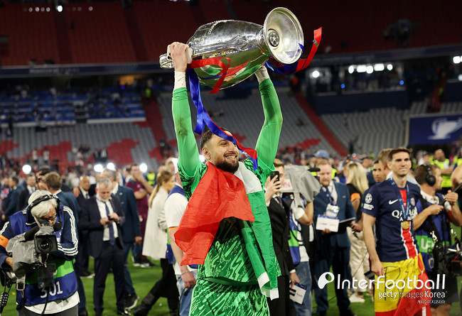 "우리 돈나룸마 영입해요?"...아모림 감독, 팬 질문 듣고 의미심장한 미소