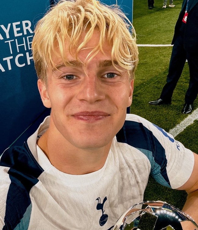 [오피셜] '손흥민이 잘 키웠다'...06년생 토트넘 꽃미남, 비야레알전 승리 이끌고 UCL POTM 선정