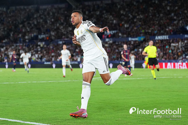 레알 마드리드 비상! ‘핵심 ST-제2의 메시’ 동시에 쓰러졌다... “의료진의 진단을 받을 예정”