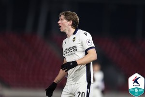 'First selection at the age of 30' Australian wall Delbridge runs ...