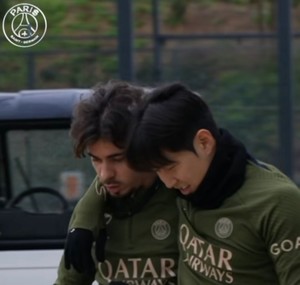 '손흥민과 사과 엔딩' 이강인, 밝은 얼굴로 PSG 훈련 참여...2G 연속 선발 정조준!